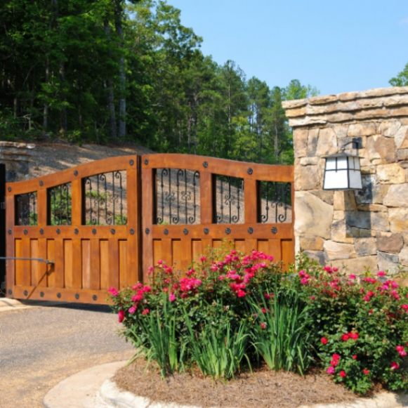 Customizing Your Automatic Gate for Maximum Privacy in Austin | Capitol Fence
